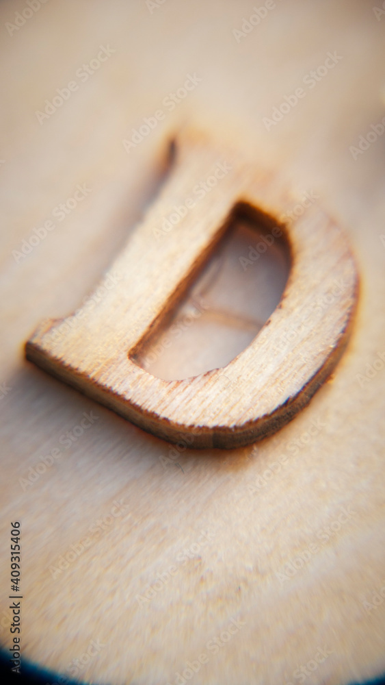 Letra d tallada en madera pegada con pegamento sobre chapa redonda de ...