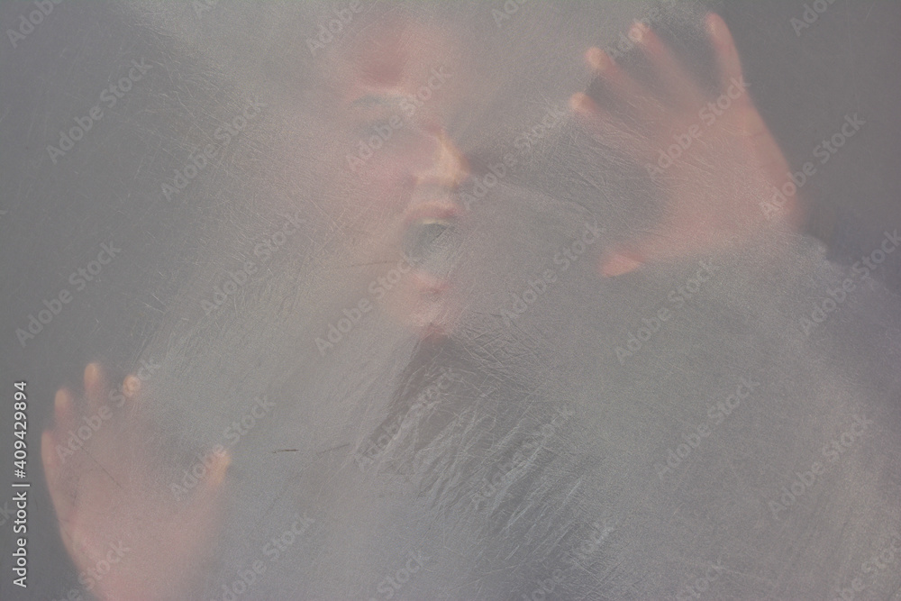 Foto de Head and handprint of woman as she suffocates behind fabric ...