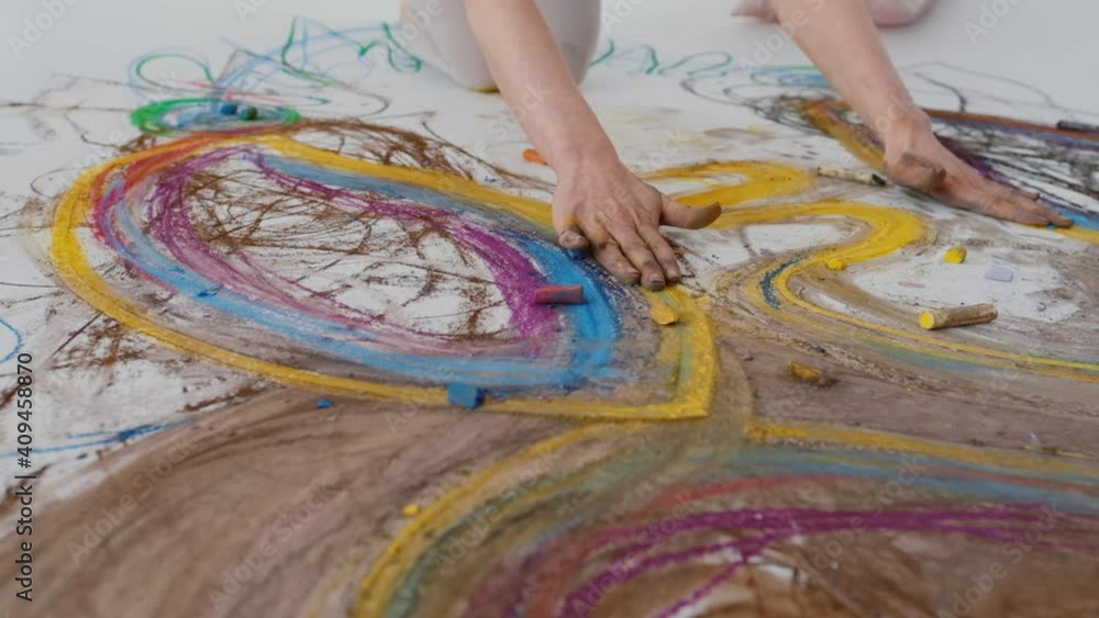 Vidéo Stock A talented artist is working on an abstract pastel painting ...
