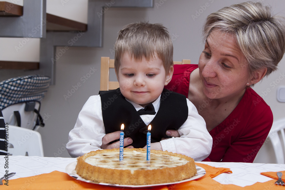 Foto de zweite geburtstag eines Kindes mit der Mutter und zwei Kerzen ...
