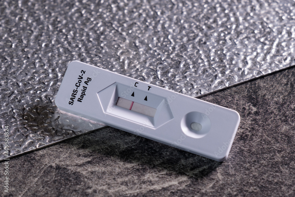 Ein Corona Schnelltest auf einem marmorierten und metallischen ...