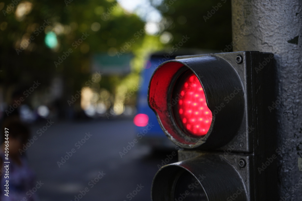 Foto de Semáforo en rojo regulando el tráfico en una zona urbana. do ...