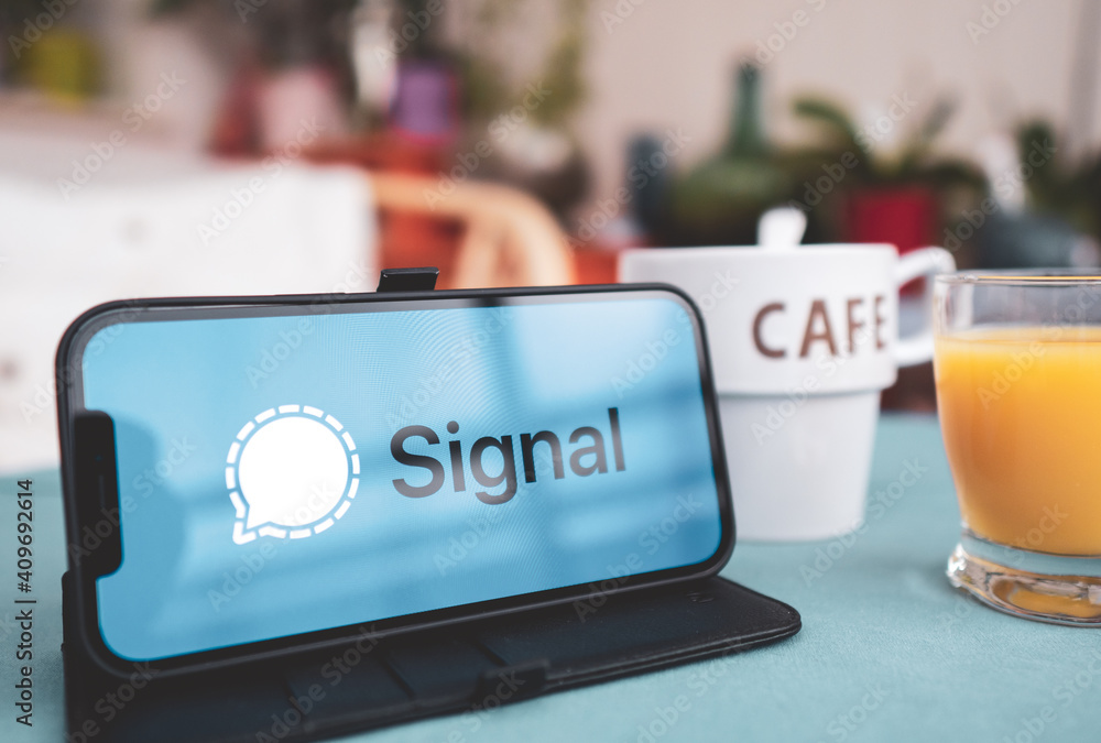 Foto de App Signal on a smartphone - popular instant messaging system ...