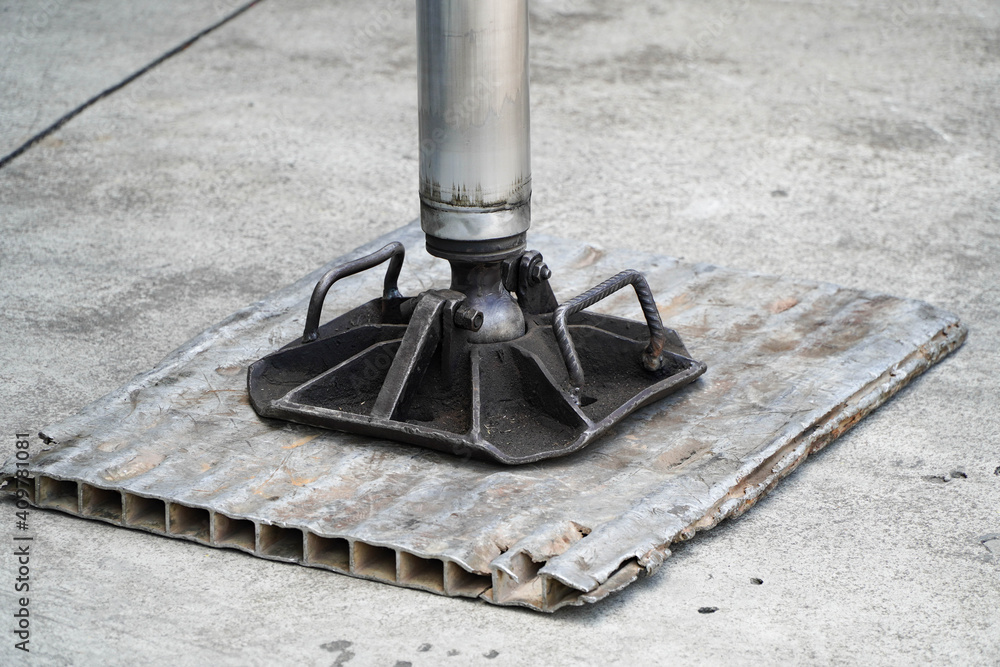 Hydraulic supports for the crane legs.Outrigger mobile crane for heavy ...