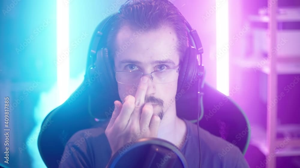 Confident gamer shows opponents to bring it on with middle finger ...