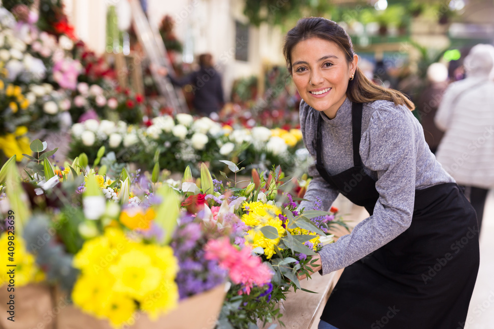 Foto de Flower seller prepares a luxury bouquet at a flower shop do ...