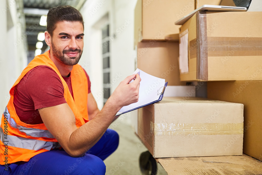 Arbeiter mit Klemmbrett im Lager mit Checkliste Stock Photo | Adobe Stock
