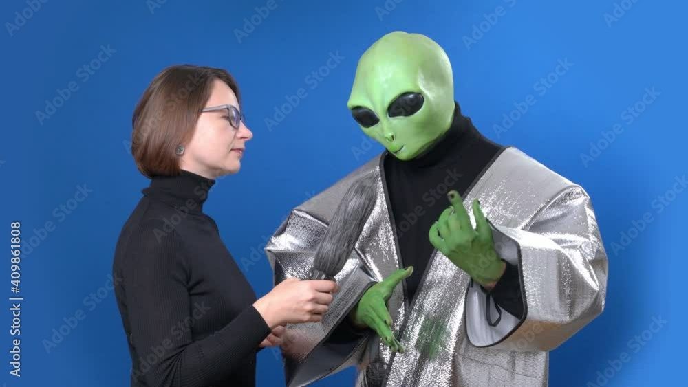 Vidéo Stock Woman journalist in glasses with microphone interviews ...