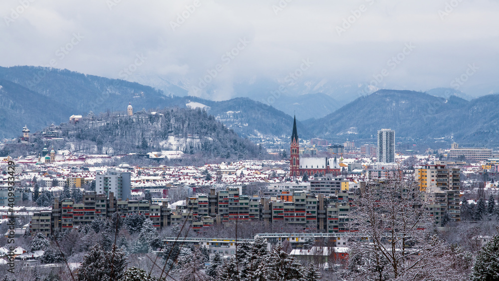 Blich über Graz auf die Herz jesu Kirche, Uhrturm und Schlossberg sowoe ...