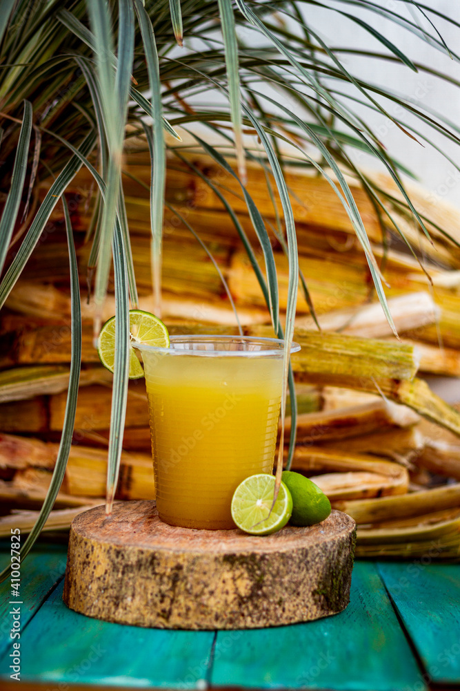 Sugarcane juice, guarapo de caña o jugo de caña de azucar. foto de ... Sugarcane juice, guarapo de caña o jugo de caña de azucar. foto de ...