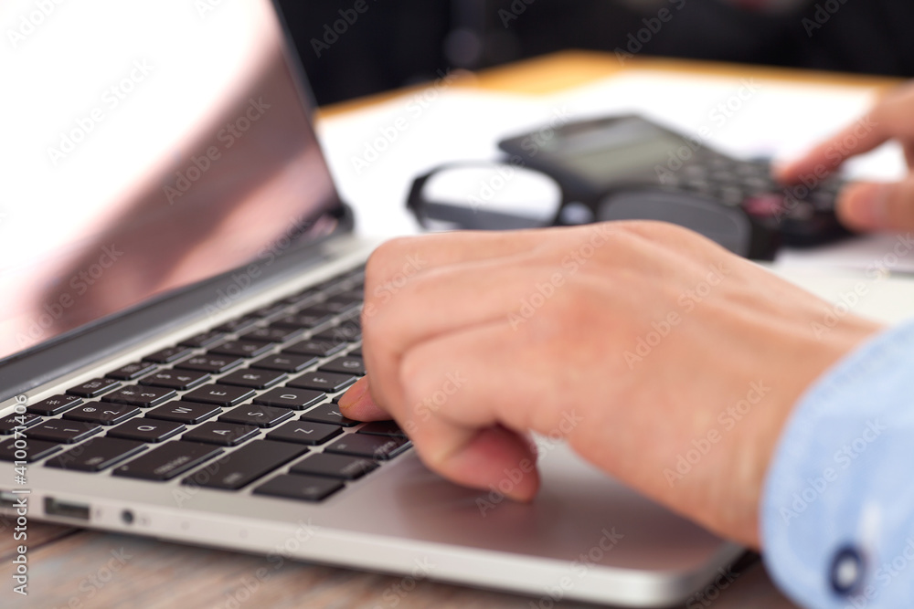 A worker who uses computers and calculators at the same time Stock ...