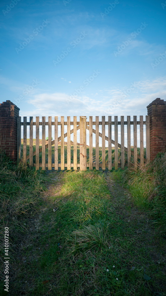 Puerta rústica de madera en finca agrícola al atardecer Stock Photo ...
