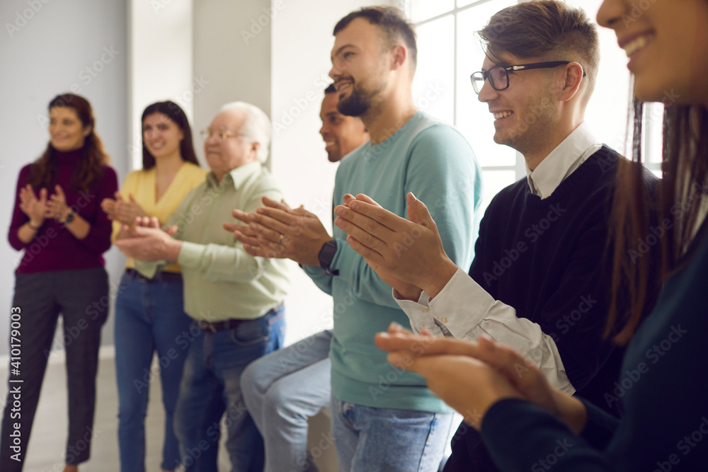 Foto de Grateful audience applauding warmly and showing their ...