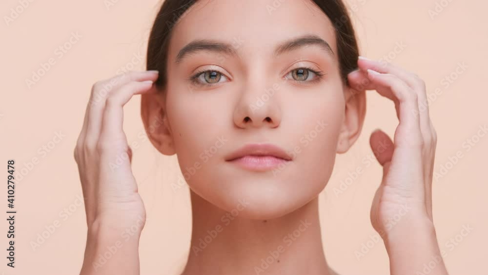 Vidéo Stock Close-up beauty portrait of young brown-haired woman who ...