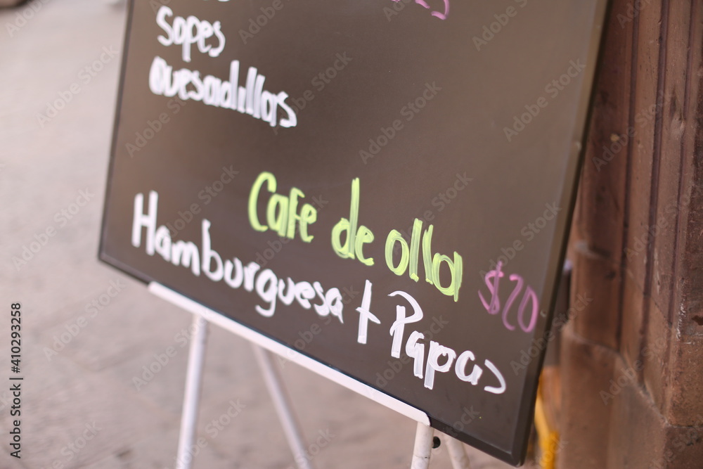 Letrero de comidas en mexico, sopes, quesadillas, hamburguesas, papas ...