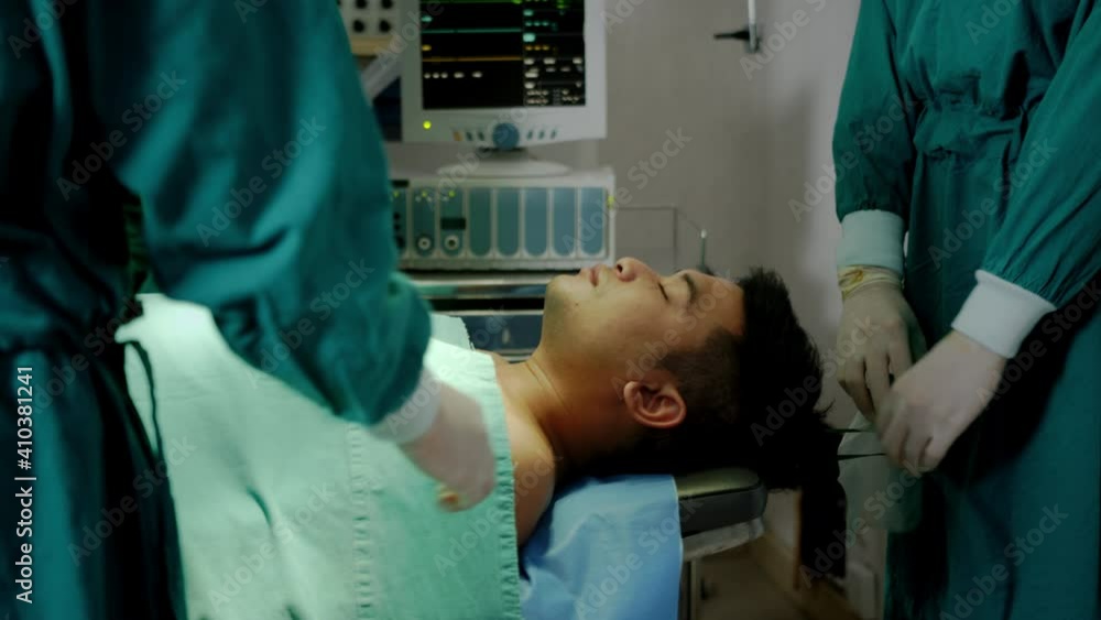 Vidéo Stock Side View – A surgeon removes oxygen mask and cover a ...