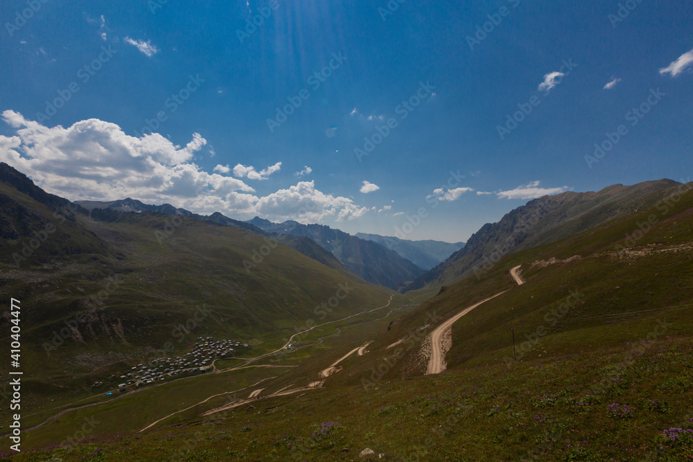 Foto de While many peaks in the east are above 3500 m, the western part ...