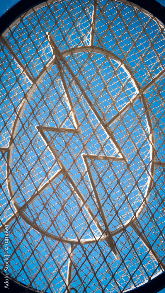 Signo de rayo en raqueta con red metálica eléctrica para matar insectos ...