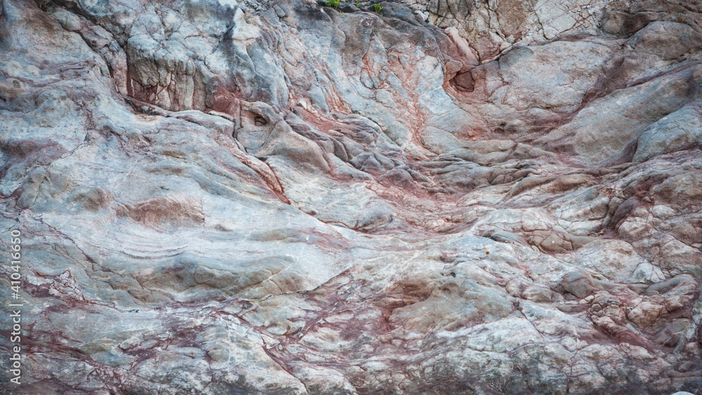 Pared rocosa con surcos y dibujos minerales en acantilado litoral Stock ...
