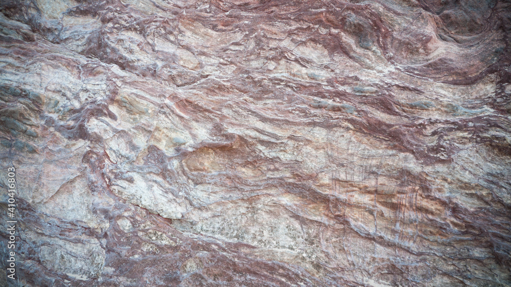 Pared rocosa con surcos y dibujos minerales en acantilado litoral Stock ...