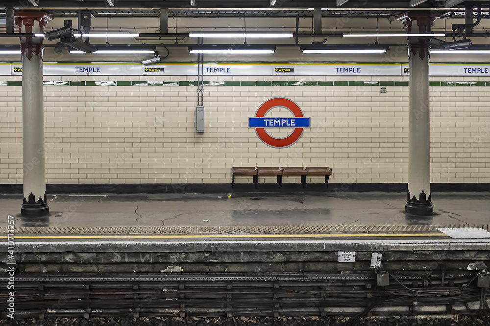 Foto de Platform at London Underground Station: Temple. London ...