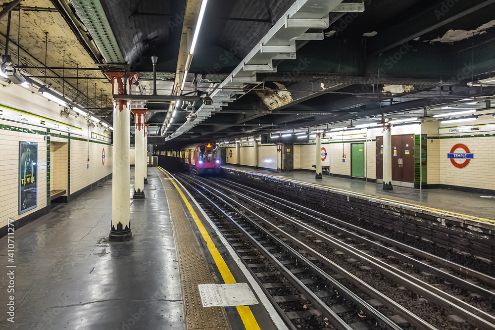 Platform at London Underground Station: Temple. London Underground ...