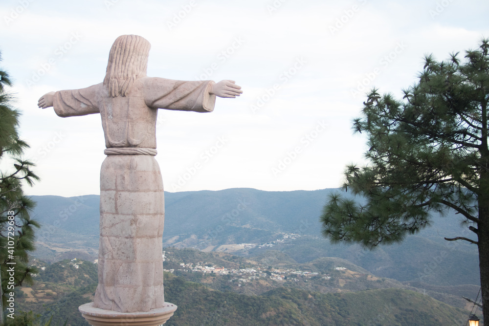 Estatua de Cristo observando el pueblo de Taxco en México Stock Photo ...