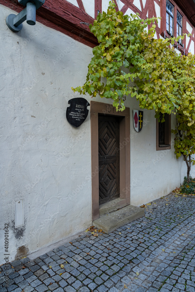 Foto de Historisches Rathaus im Winzerort Neuses am Berg an der ...