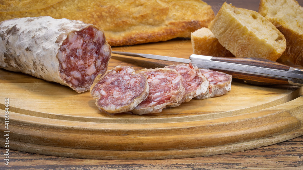 saucisson sec et baguette de pain sur une planche à découper Stock ...