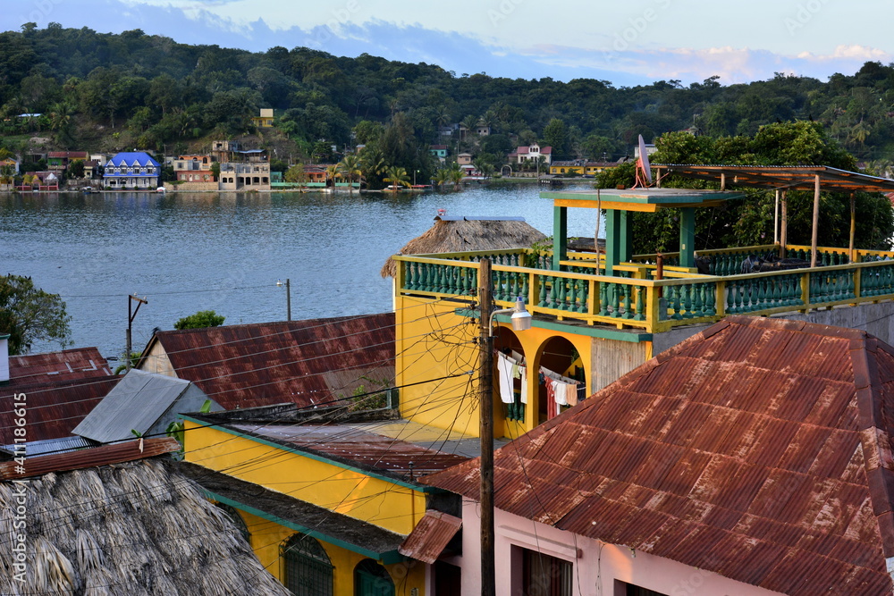 Paisajes y rincones de la isla de Flores, en el lago Petén Itzá, en el ...