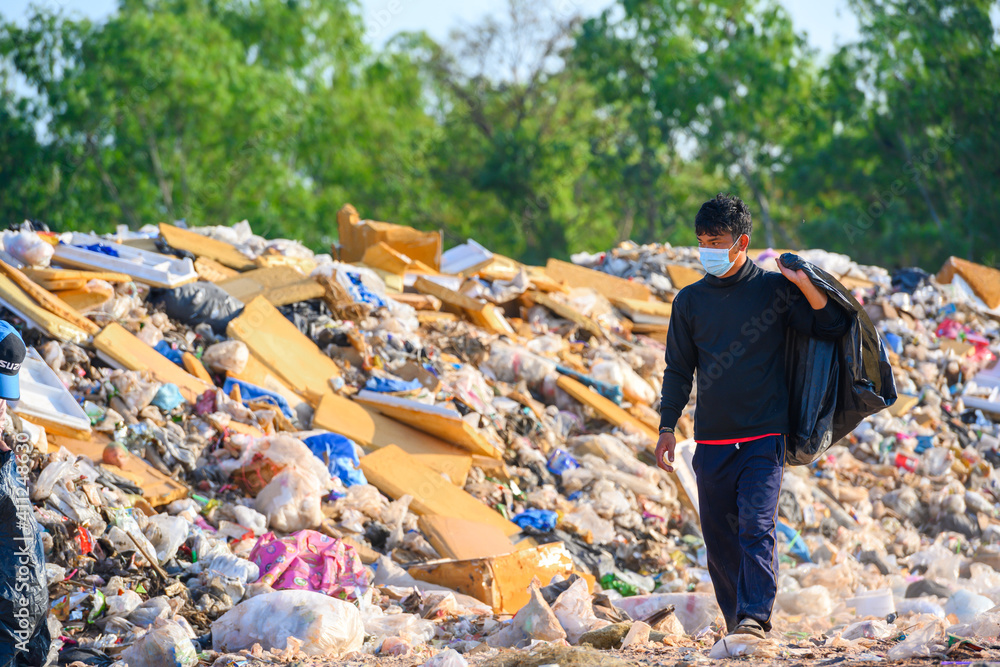 Poor people collect garbage for sale People living in garbage heaps ...