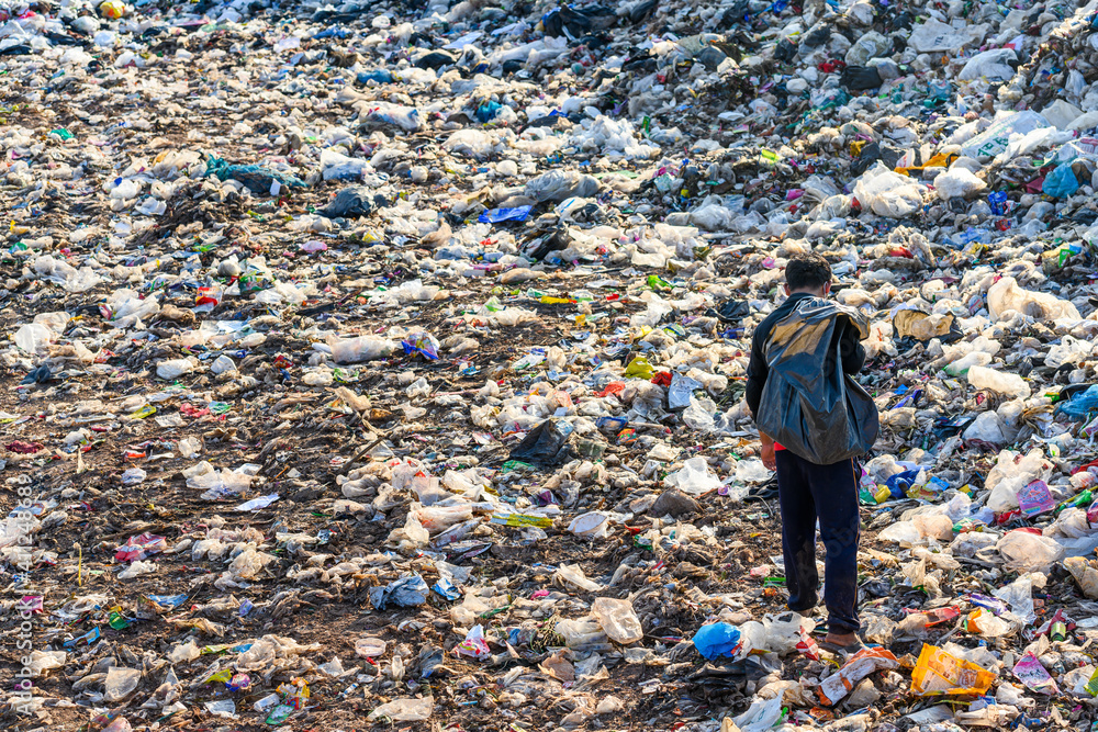 Poor people collect garbage for sale People living in garbage heaps ...