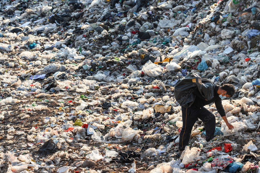 Poor people collect garbage for sale People living in garbage heaps ...