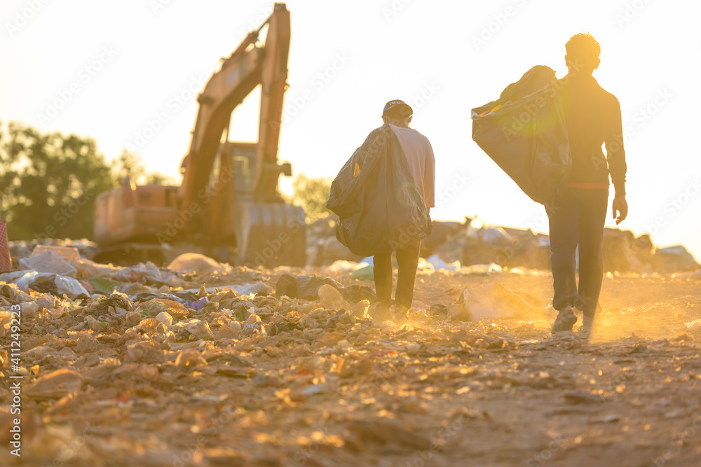 Poor people collect garbage for sale People living in garbage heaps ...