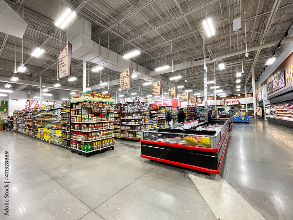 Foto de An overview of multiple aisle of a Bravo Market Grocery Store ...