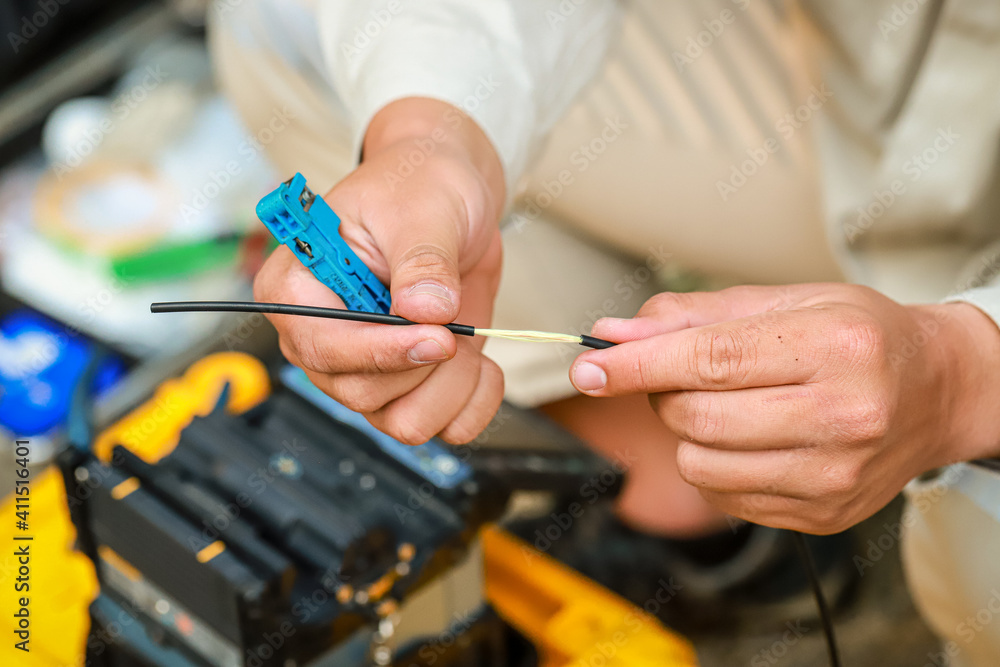 Fotka „Fiber Optic Fusion Splicing Cable checking signal and Wire ...