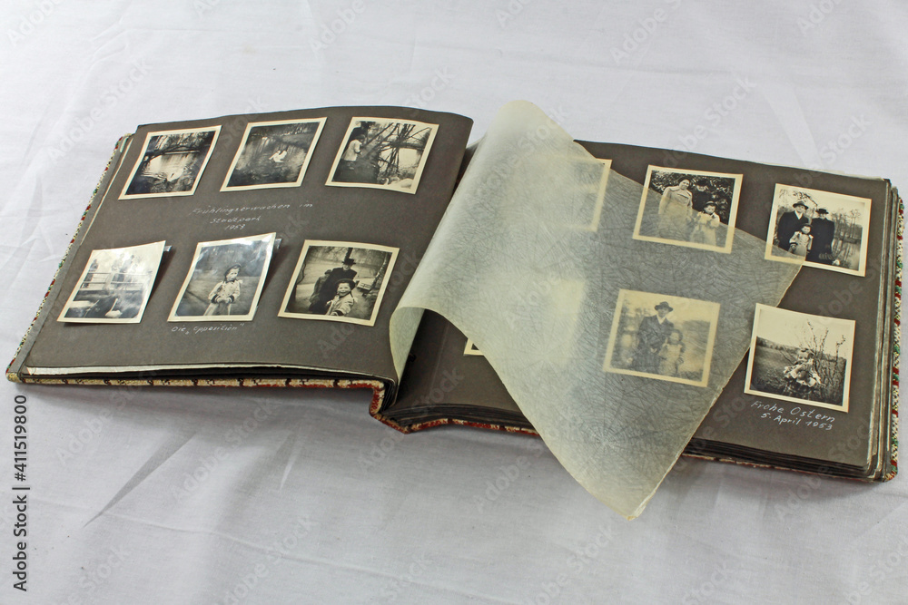 Alte Fotos, altes Fotoalbum: Erinnerungen Stock Photo | Adobe Stock