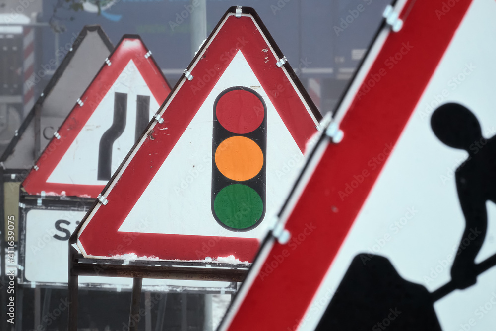 Foto de Road signs on the winter road. Signs Traffic light and ...
