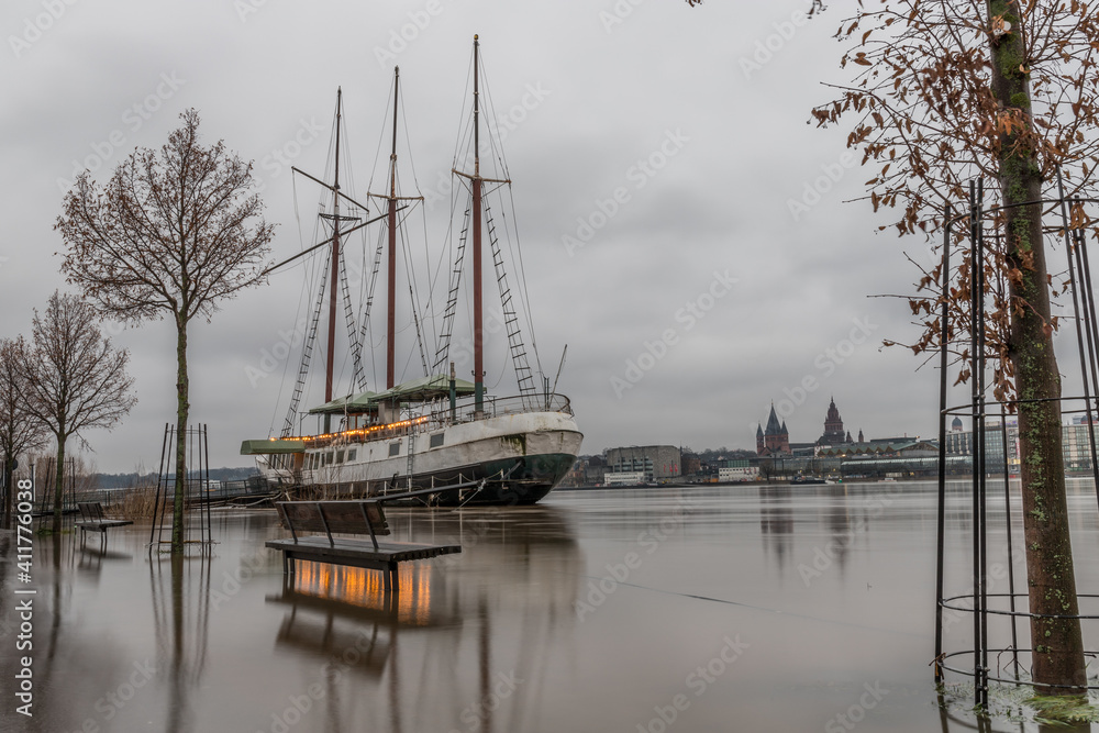 Hochwasser am Mainzer Rheinufer Stock Photo | Adobe Stock