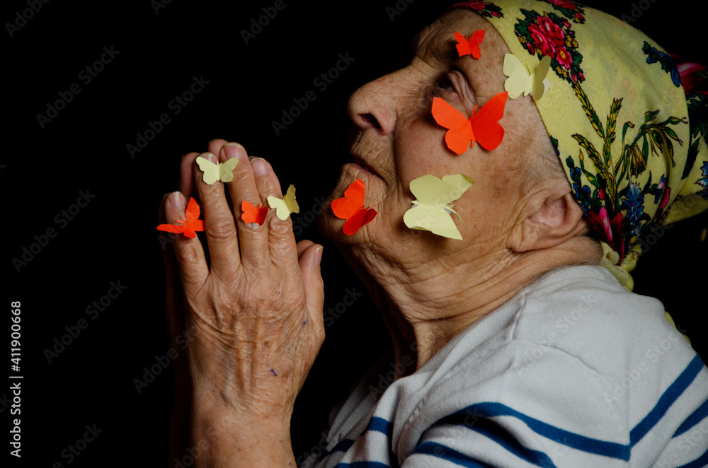 Mom's prayer in the dark. An old praying grandmother. Ask for help ...