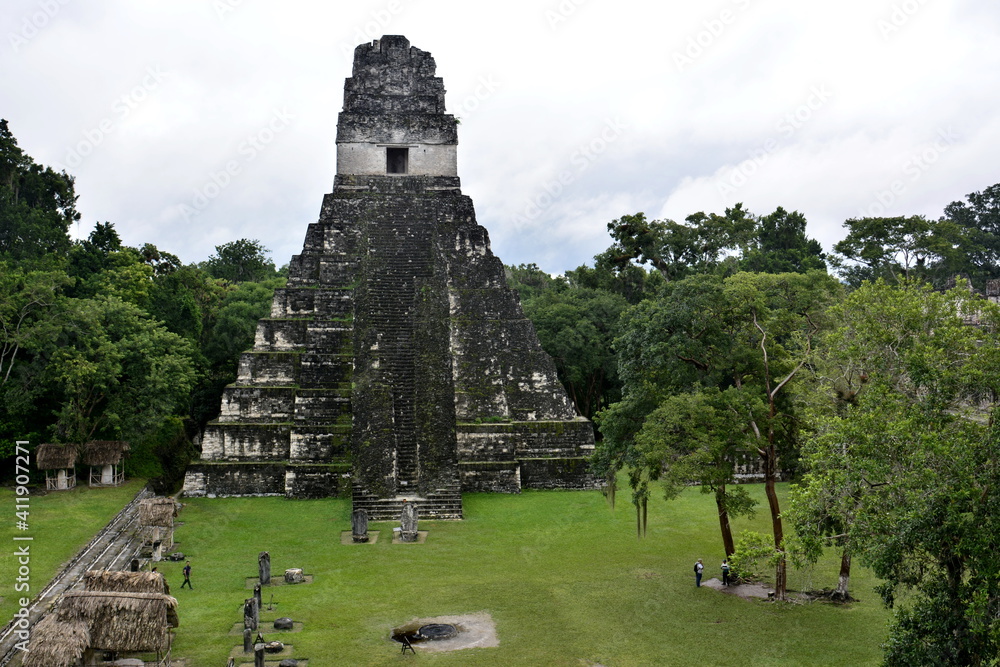 Paisajes y rincones de la ciudad arqueológica maya de Tikal, situada en ...