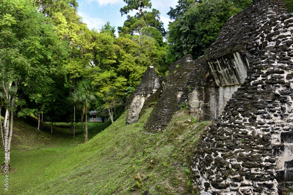 Paisajes y rincones de la ciudad arqueológica maya de Tikal, situada en ...