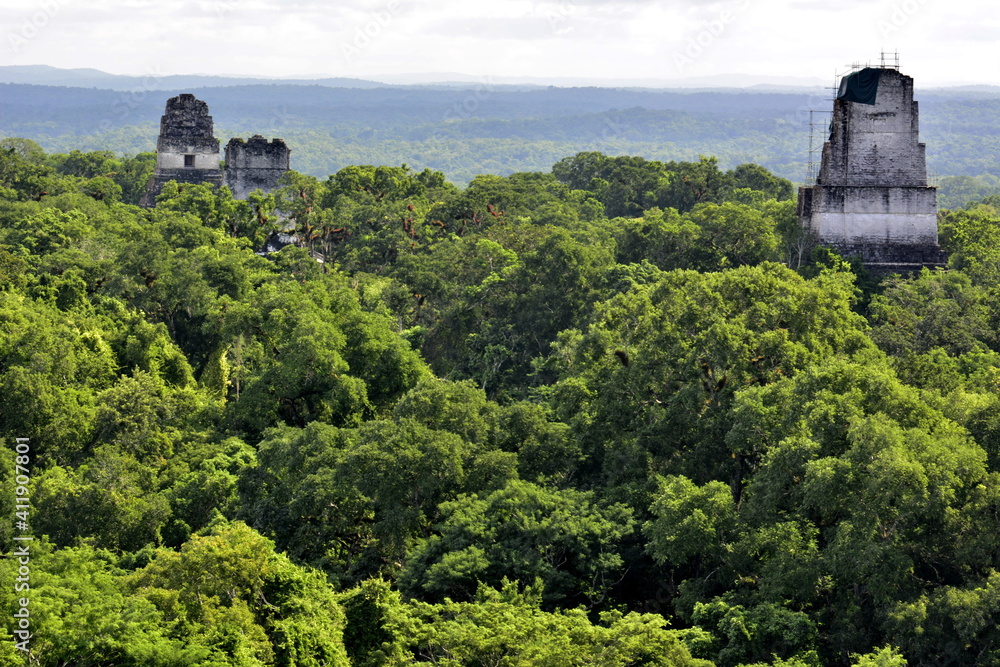 Paisajes y rincones de la ciudad arqueológica maya de Tikal, situada en ...