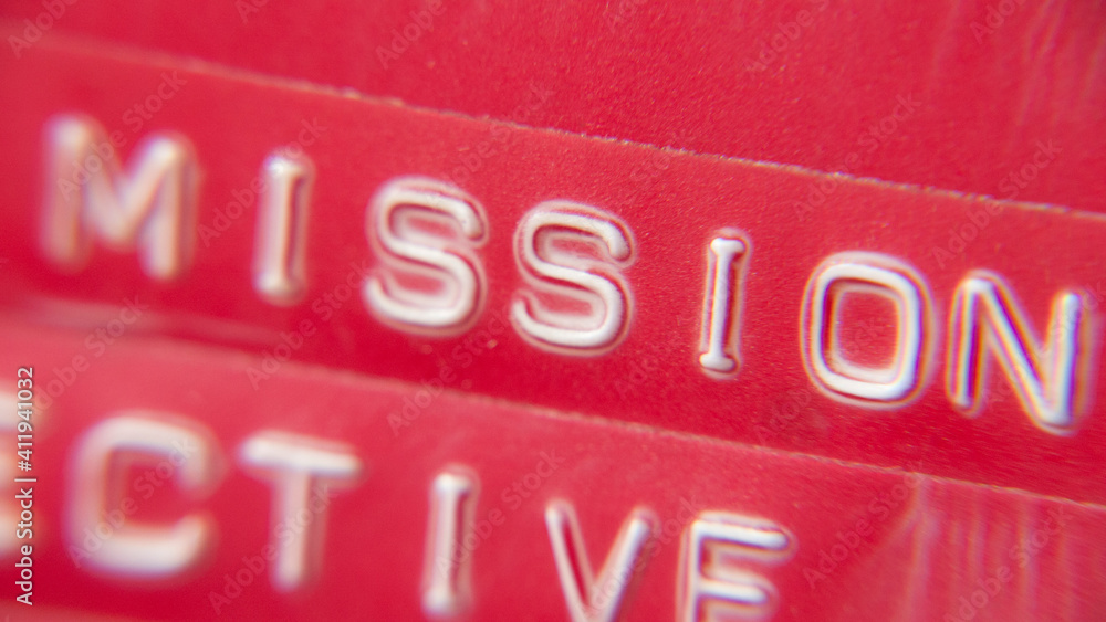 Palabra "mission" en letras mayúsculas blancas impresas en etiquetas ...