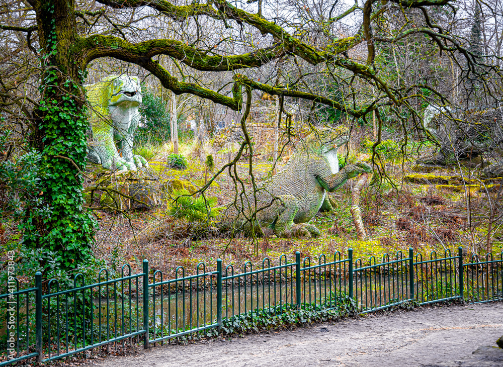 Foto de Crystal Palace Dinosaurs, a series of sculptures of dinosaurs ...