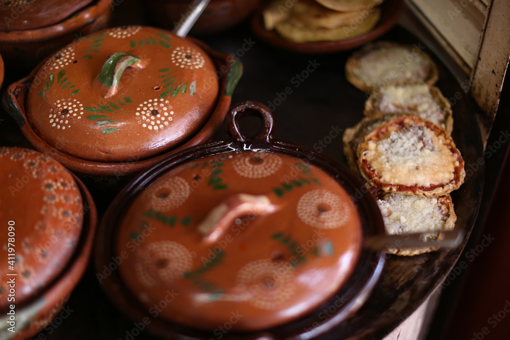 Casuelas de barro con comida mexicana, guisos en mexico, mole, pollo ...