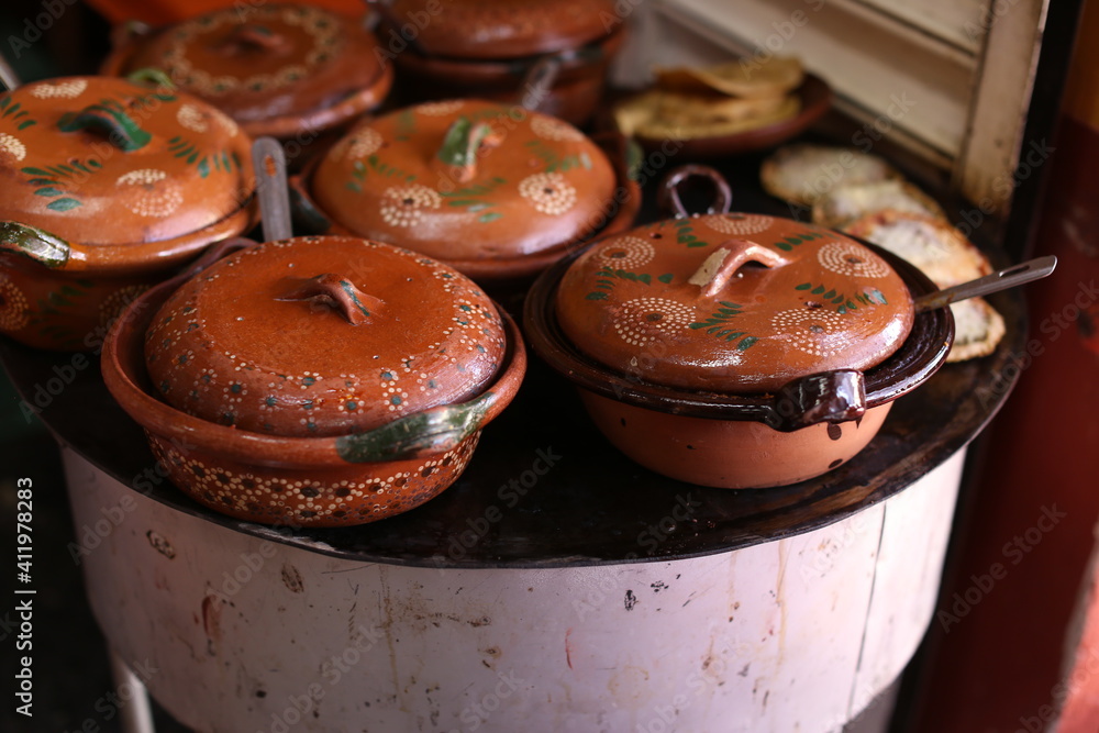 Casuelas de barro con comida mexicana, guisos en mexico, mole, pollo ...