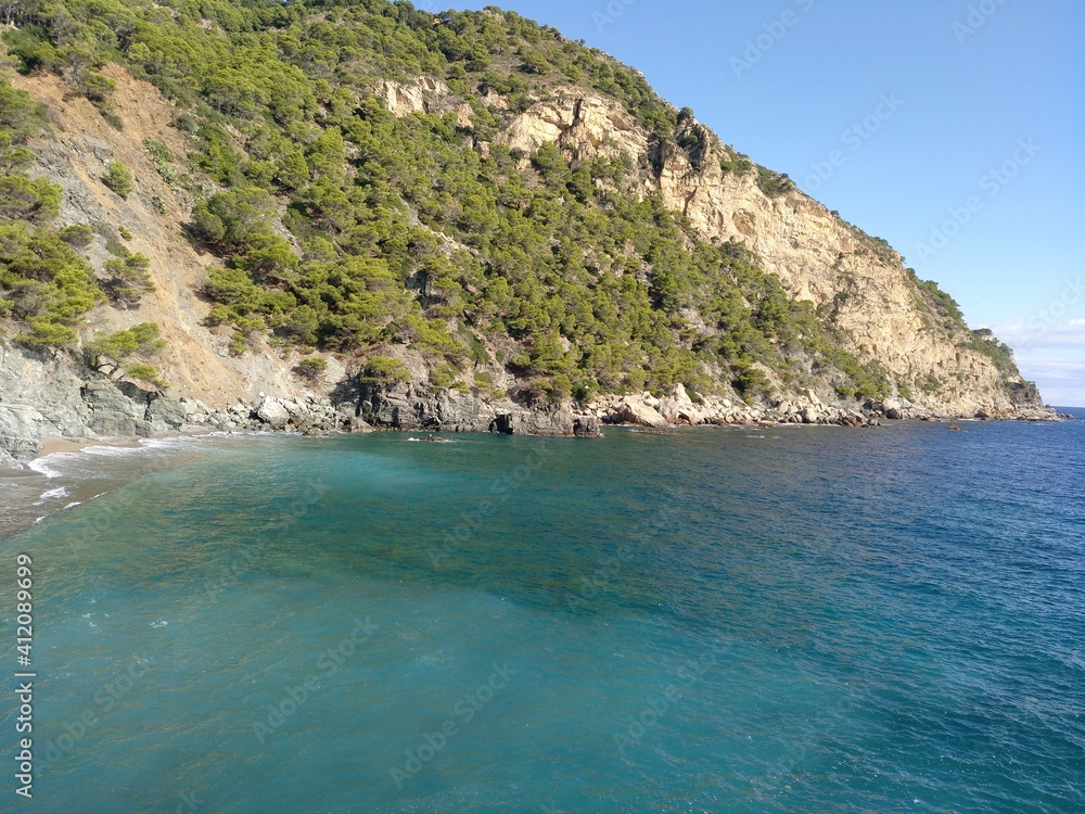 Cabo de Begur, montaña de roca parcialmente cubierta de vegetación ...