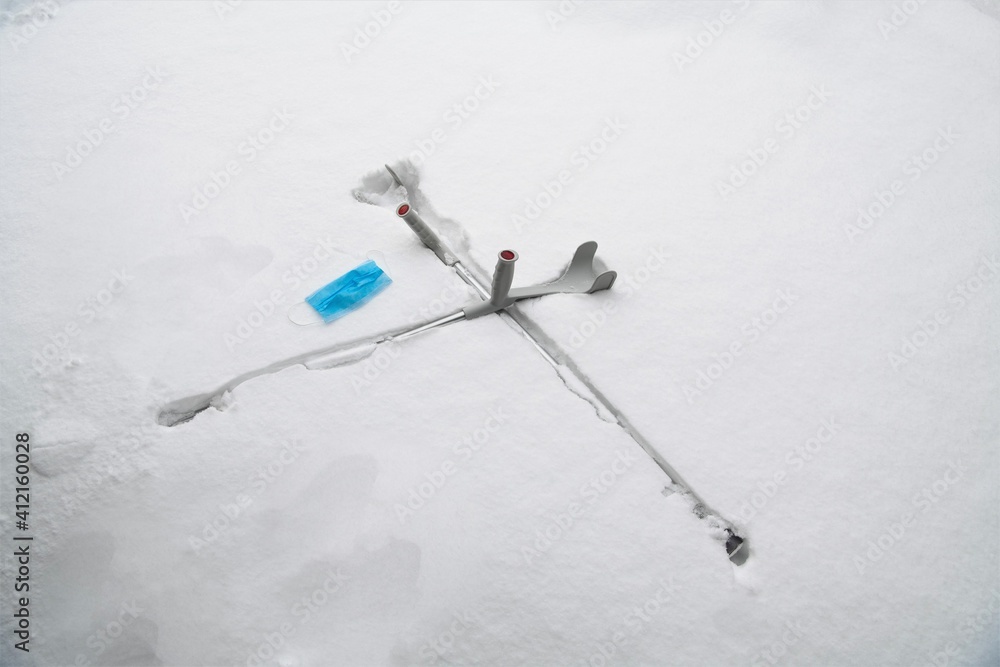 Zwei Gehilfen im Schnee nach einem Sturz - Besonders bei Schnee und Eis ...