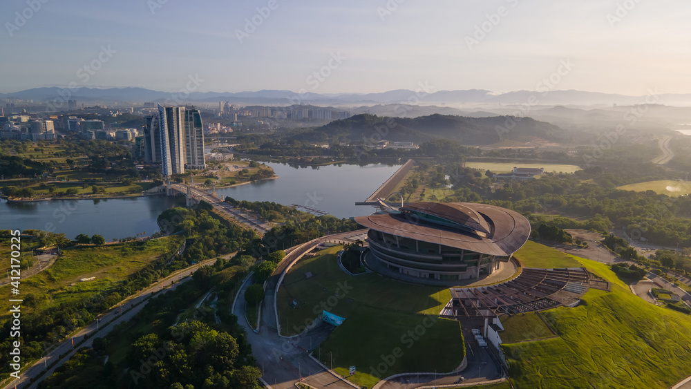 Foto de KL, MALAYSIA - Febuary 8th, 2021 : Aerial shots of Putrajaya ...